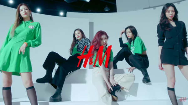 걸그룹룩부터 일상패션까지! H&M x ITZY 컬렉션