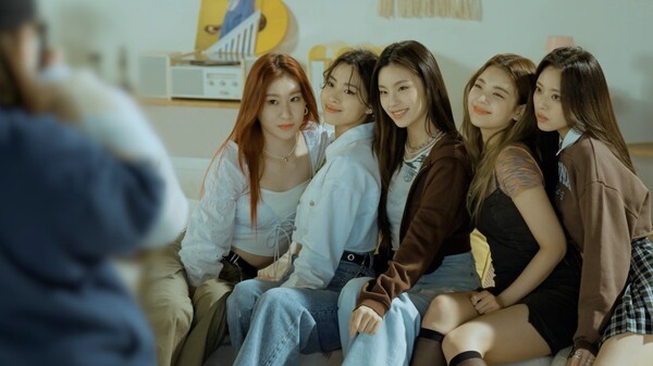 걸그룹룩부터 일상패션까지! H&M x ITZY 컬렉션