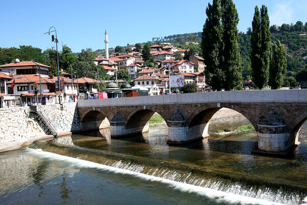 아름다운 유고의 고도, 사라예보 속 숨은 아픔들
